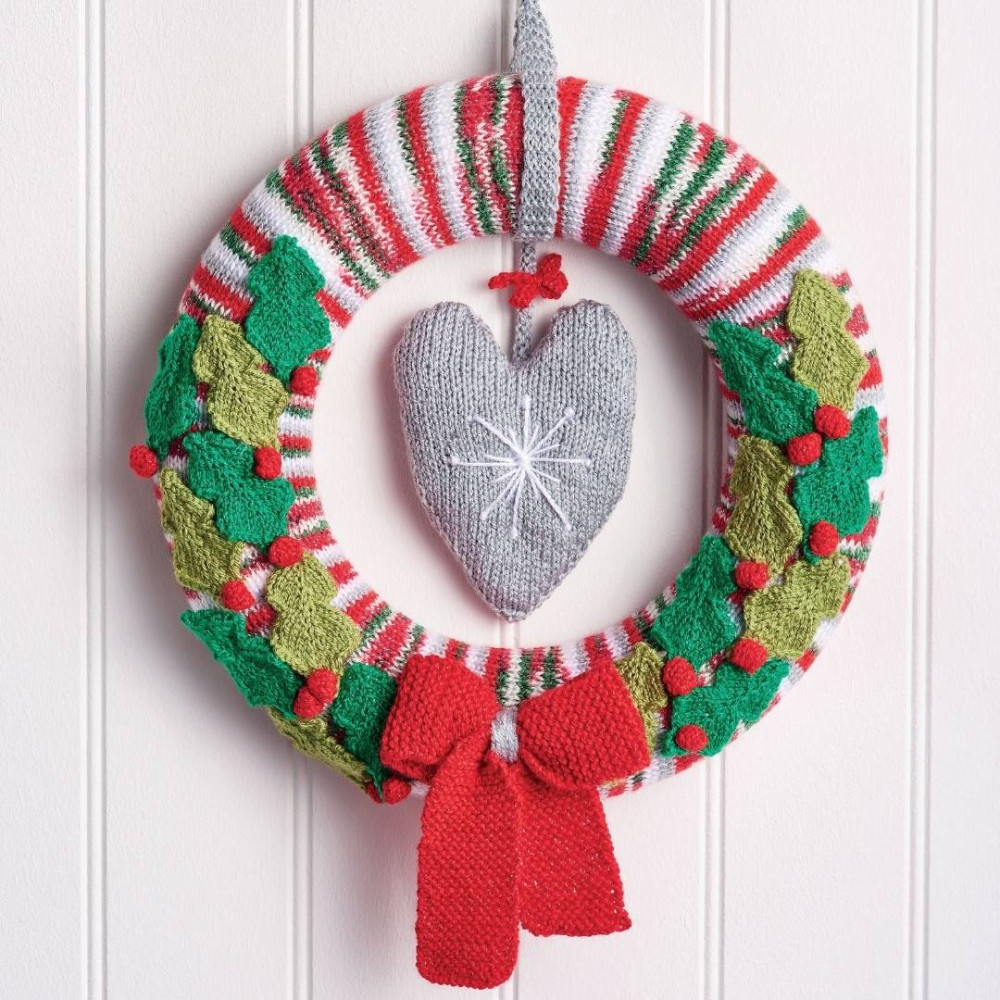Holly & Bow Christmas Wreath Knitting Pattern | Knitting Patterns | Let ...