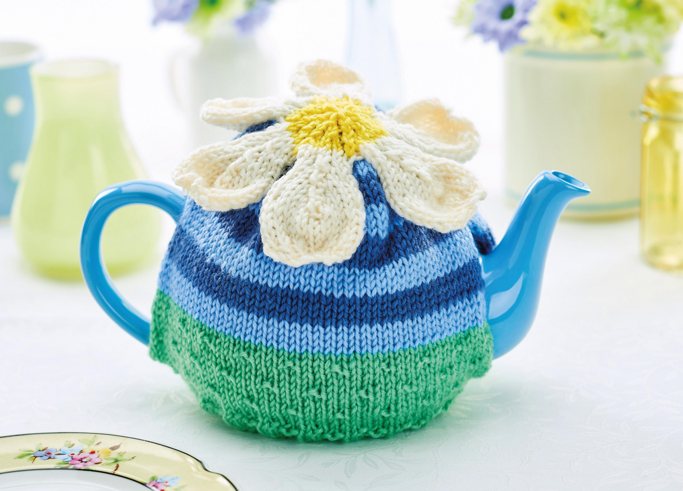 Daisy Teapot Cosy | Knitting Patterns | Let's Knit Magazine